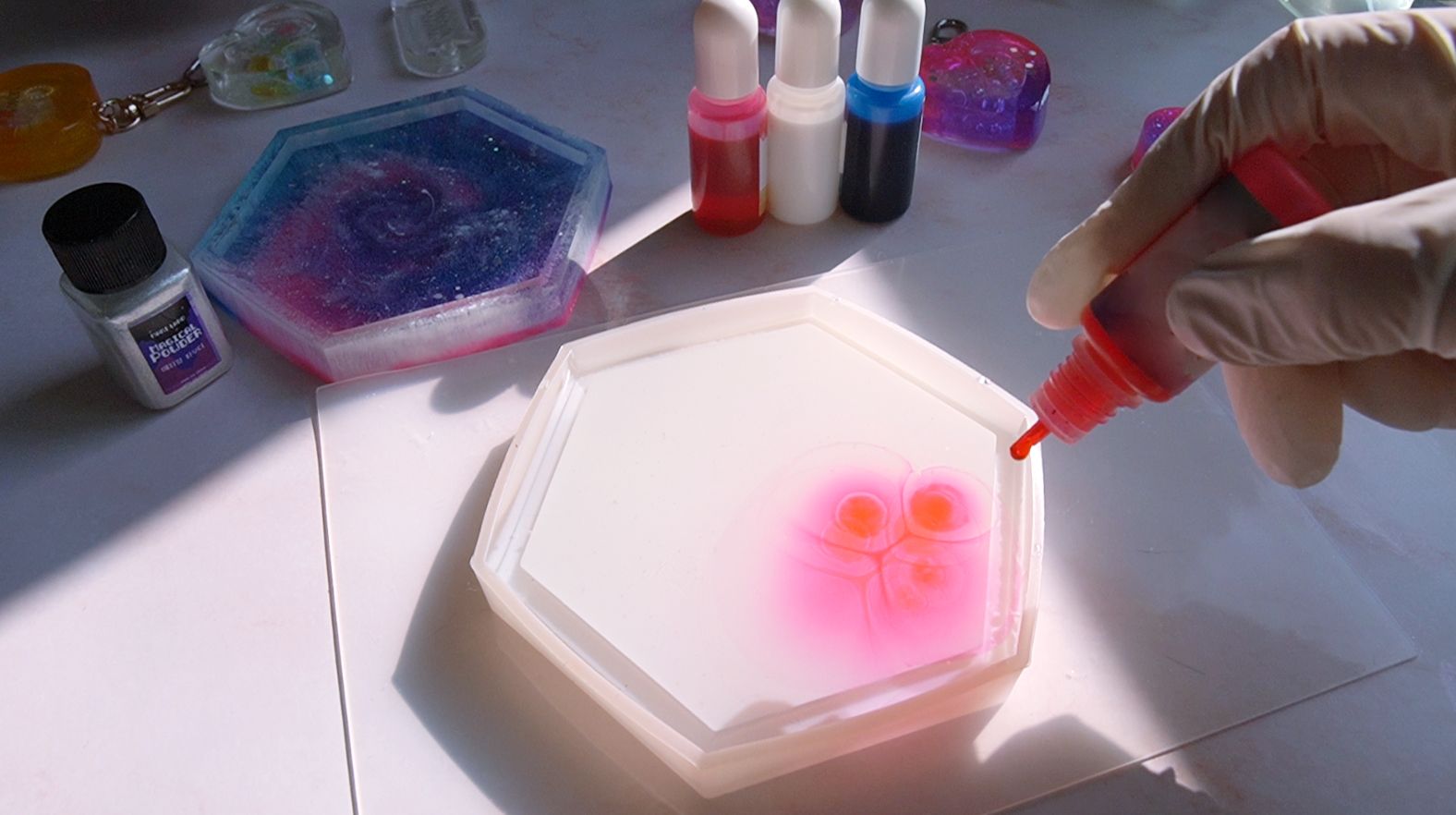 클래스101 | A drop of resin art for today's day! Making shiny resin props ...