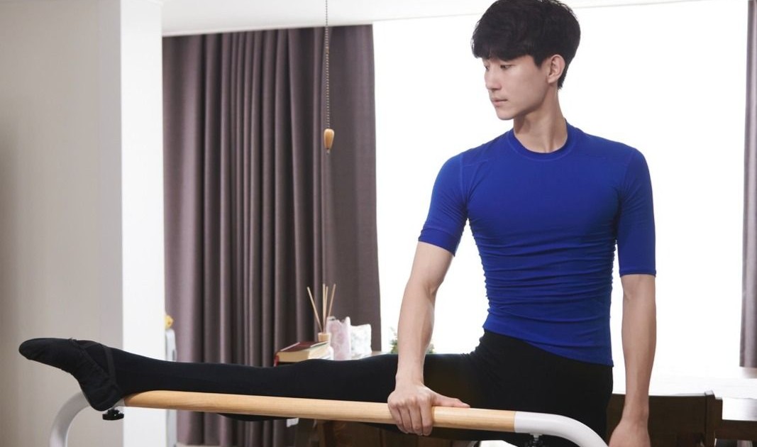 CLASS101+ | 10 elegant ballet moves, ballet bar home training